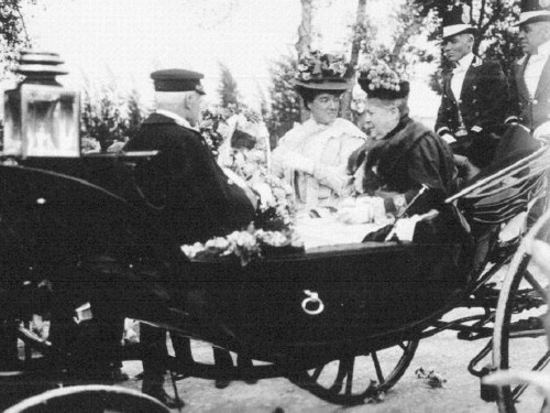 Rainha D.Amélia com a princesa Matilde de Saxe em 1907 - A Monarquia ...